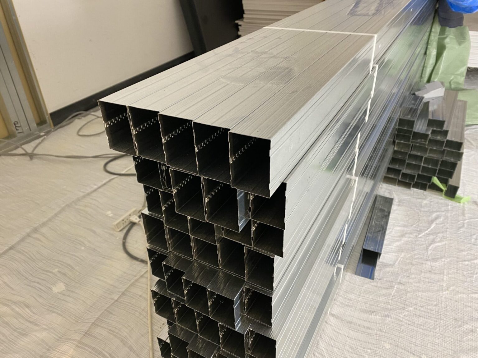 【軽量鉄骨】JIS規格品と一般普及品の違い、メリット・デメリットとは？どっちを使えばよい？ | ゆとりDIY